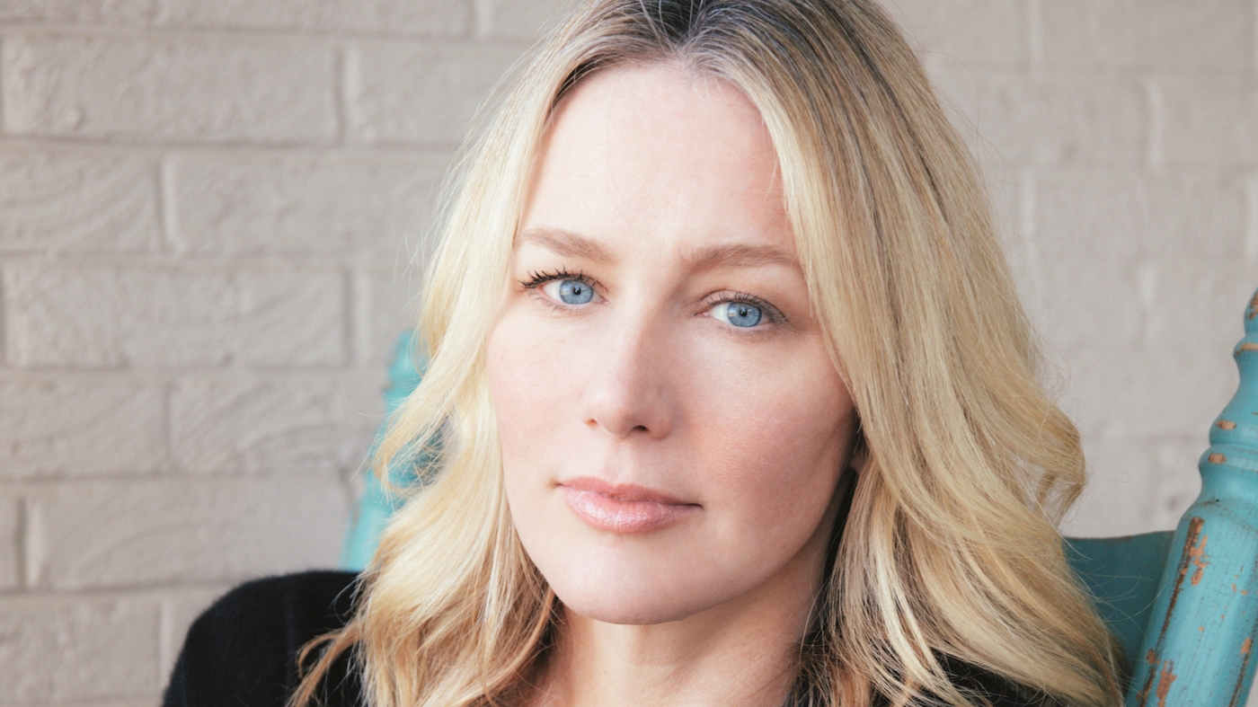 Singer Allison Moorer Finds Healing From Her Parents' Murder-Suicide On ...