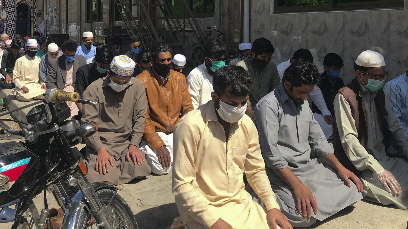 To Keep Coronavirus From Spreading, Pakistan Limits Mosque Worshippers ...