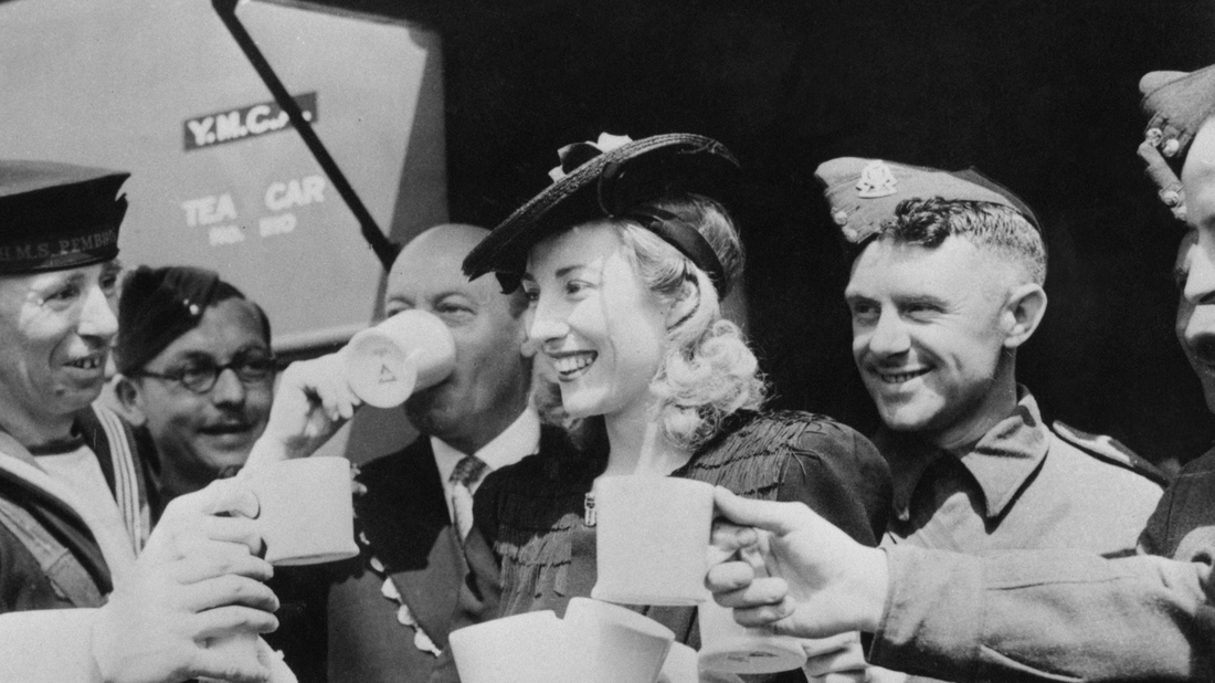 Vera Lynn, Singer Of Timeless Classics In WWII-Era Britain, Dies At 103 ...