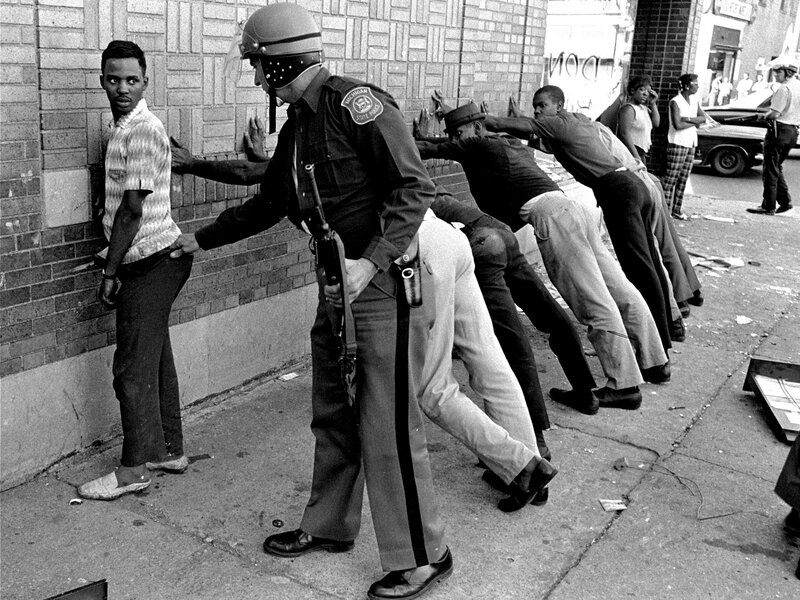 🆚What is the difference between "slump against the wall" and "lean ...