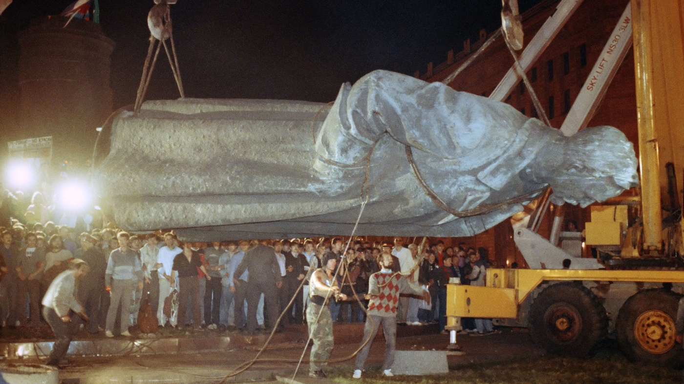 What To Do With Confederate Statues? Russia Has A Fallen Monument Park ...