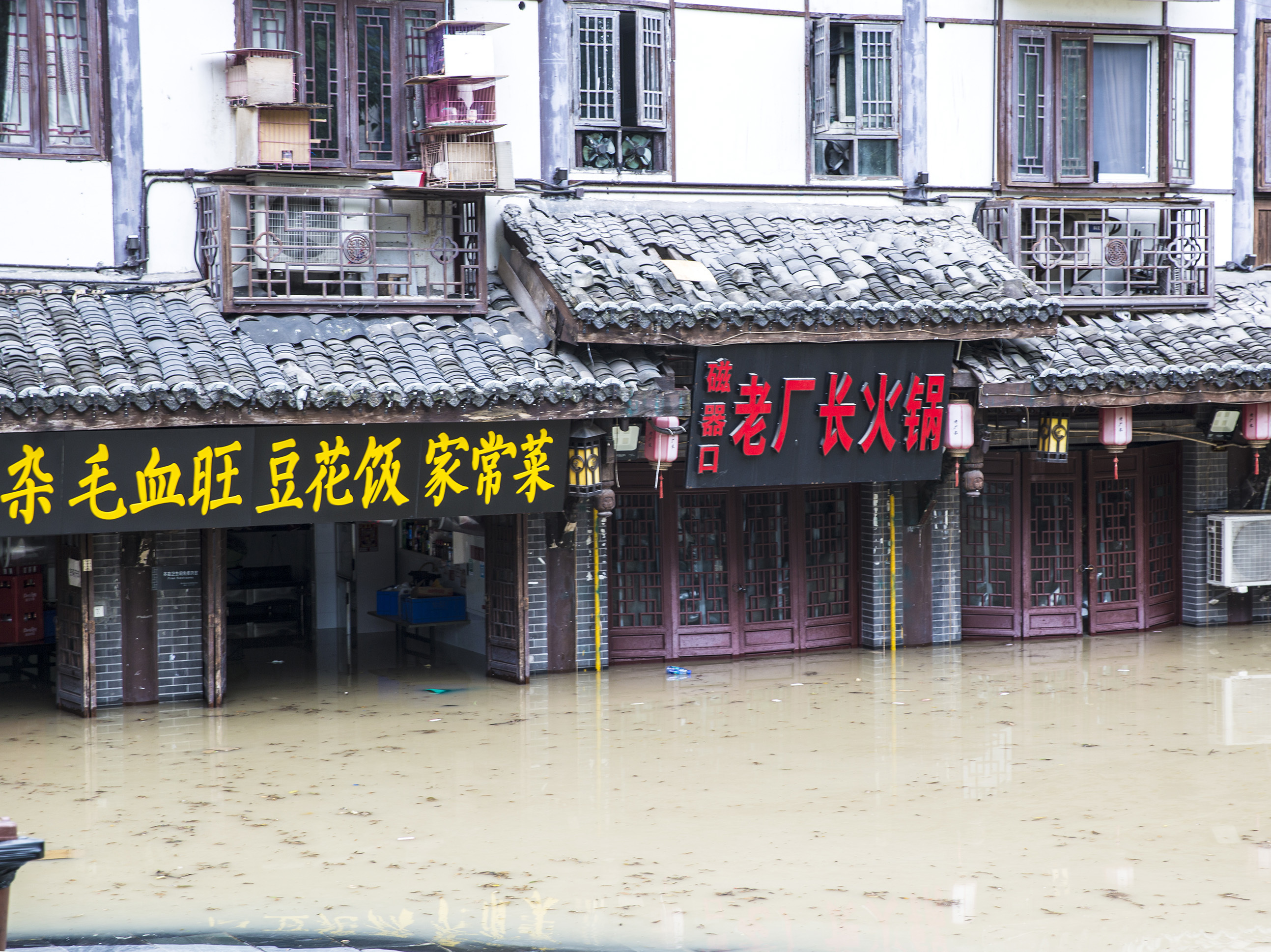 100,000 Evacuated As Massive Flooding In China Threatens Ancient Giant ...