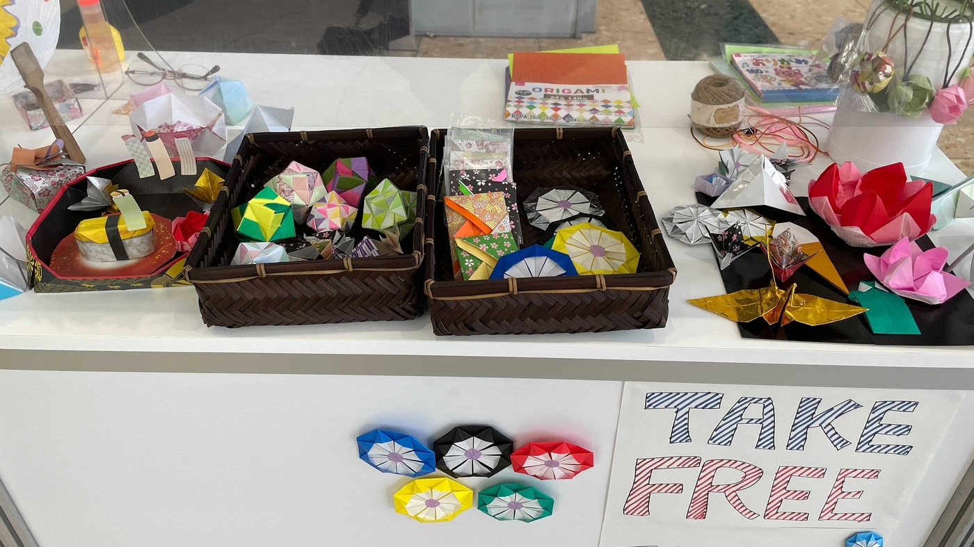 Olympic Origami: Tokyo Volunteers Welcome Visitors Into The Fold : Live ...