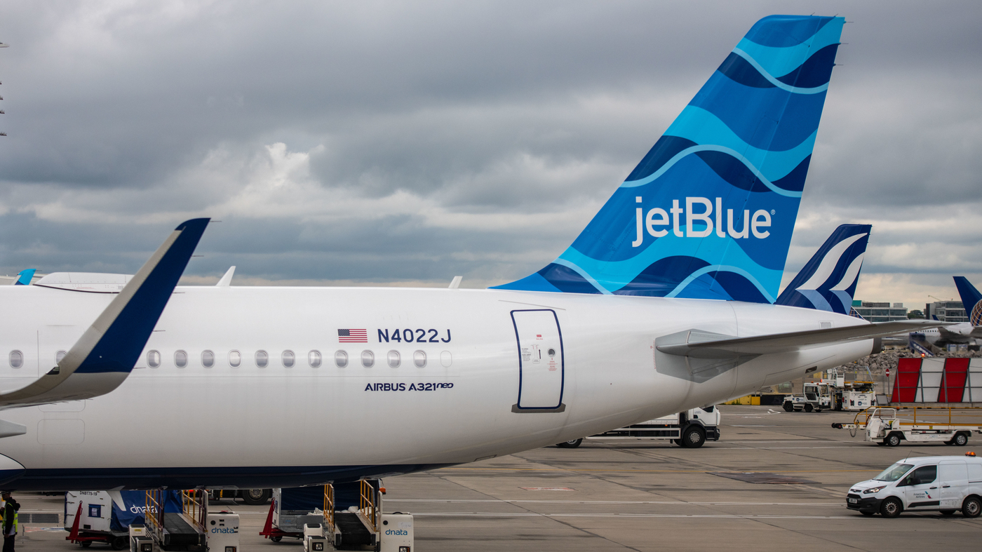 Passenger Chokes Flight Attendant During Violent Incident On JetBlue ...