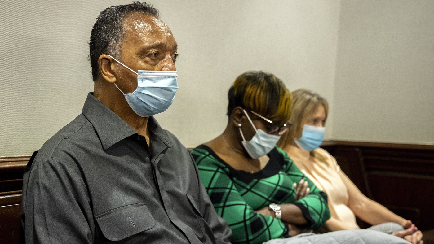 Jesse Jackson visits the courtroom in the trial over Ahmaud Arbery's ...