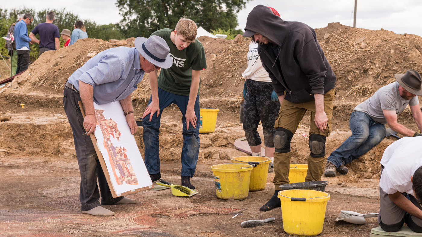 Archaeologists in England discover ancient Roman mosaic depicting ...