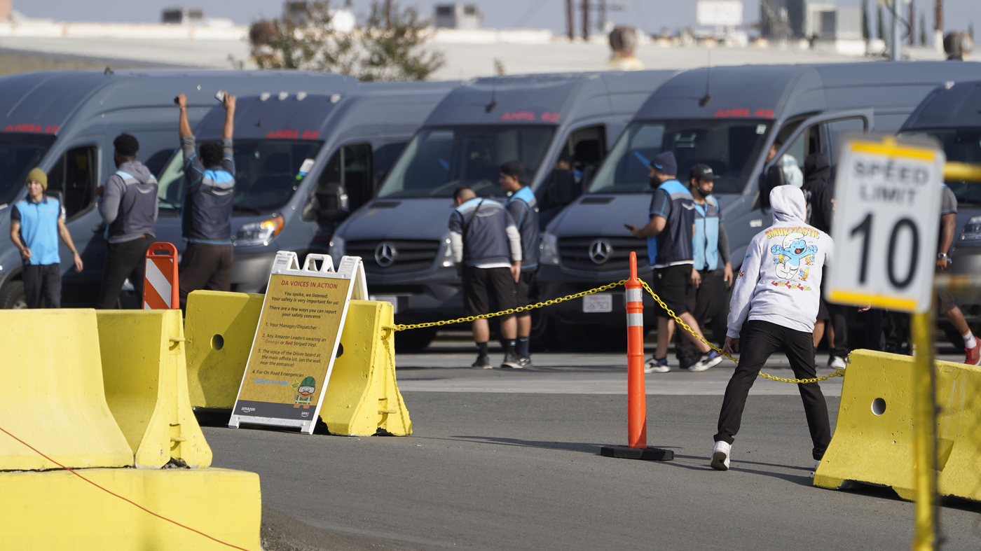 Amazon announces progress after an outage disrupted sites across the ...