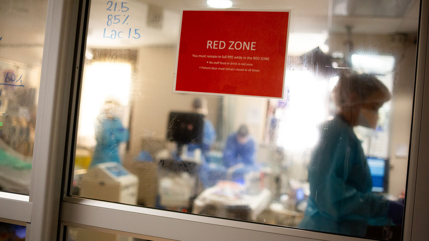 Intimate portraits of a COVID unit from a photojournalist turned nurse ...