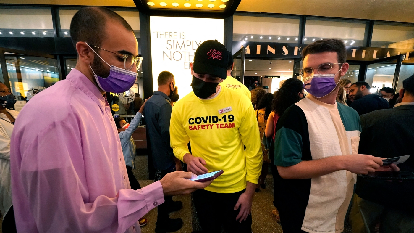 Omicron hampers Broadway. Fewer tourists are there for just a score of ...