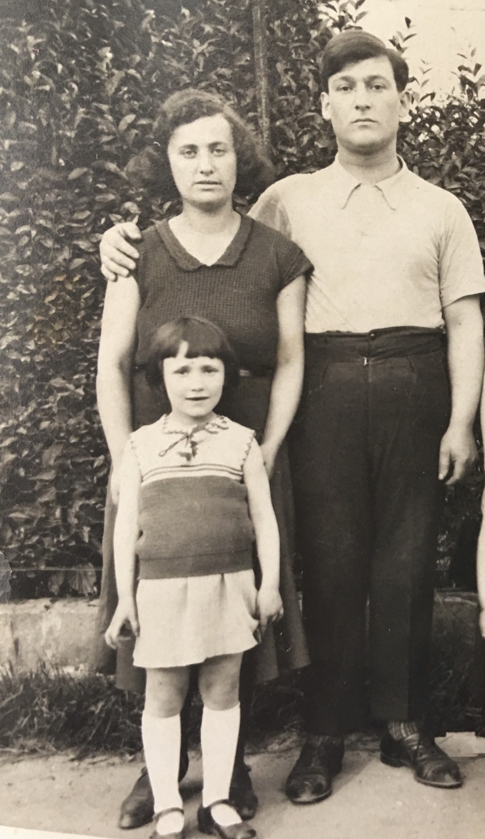 A discovery of Holocaust-era photos helps a Jewish family connect with ...