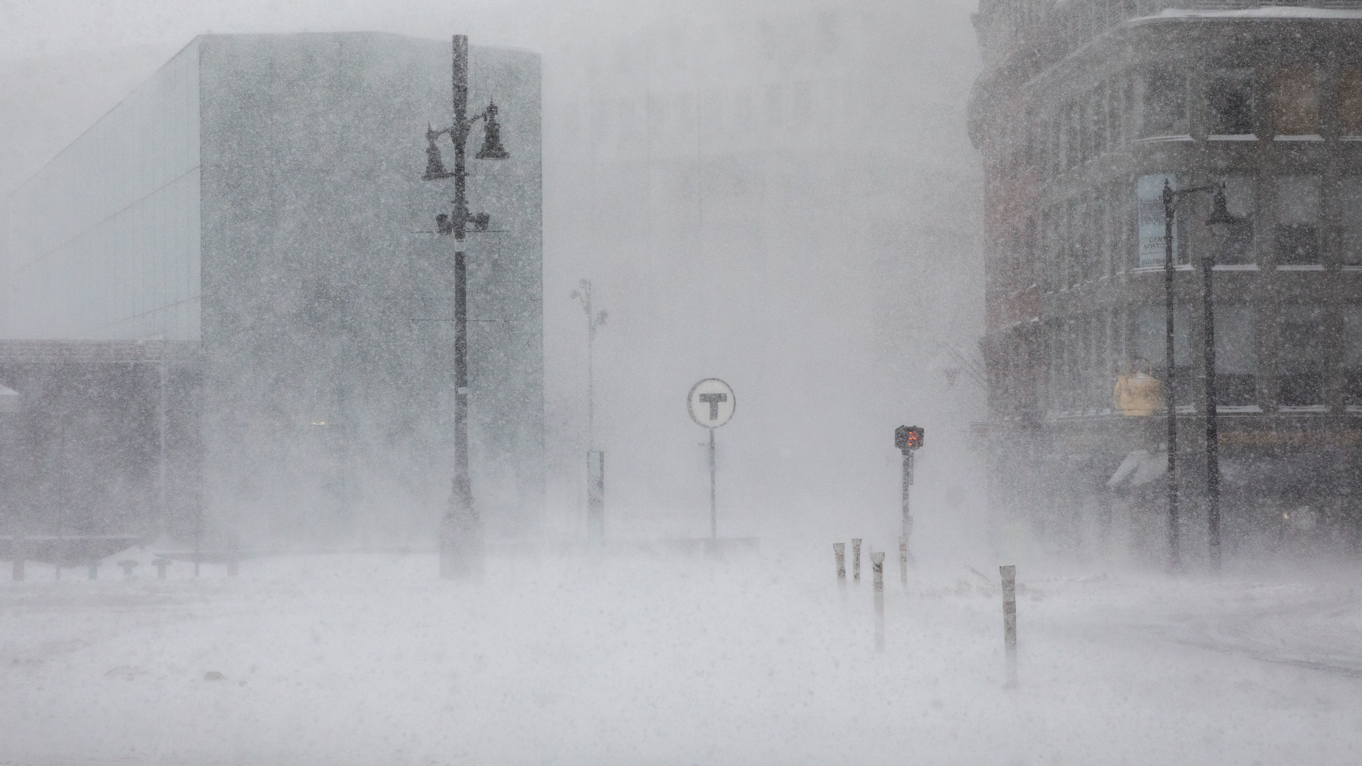 A winter storm piles snow and creates blizzard conditions in the ...