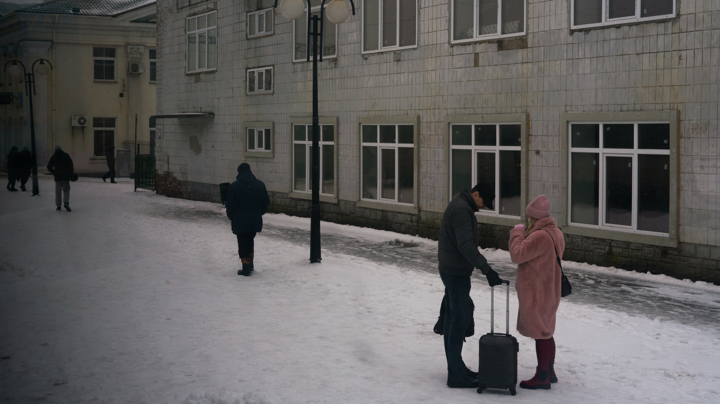 Look inside life along Ukraine's border with Russia, where war is a way ...