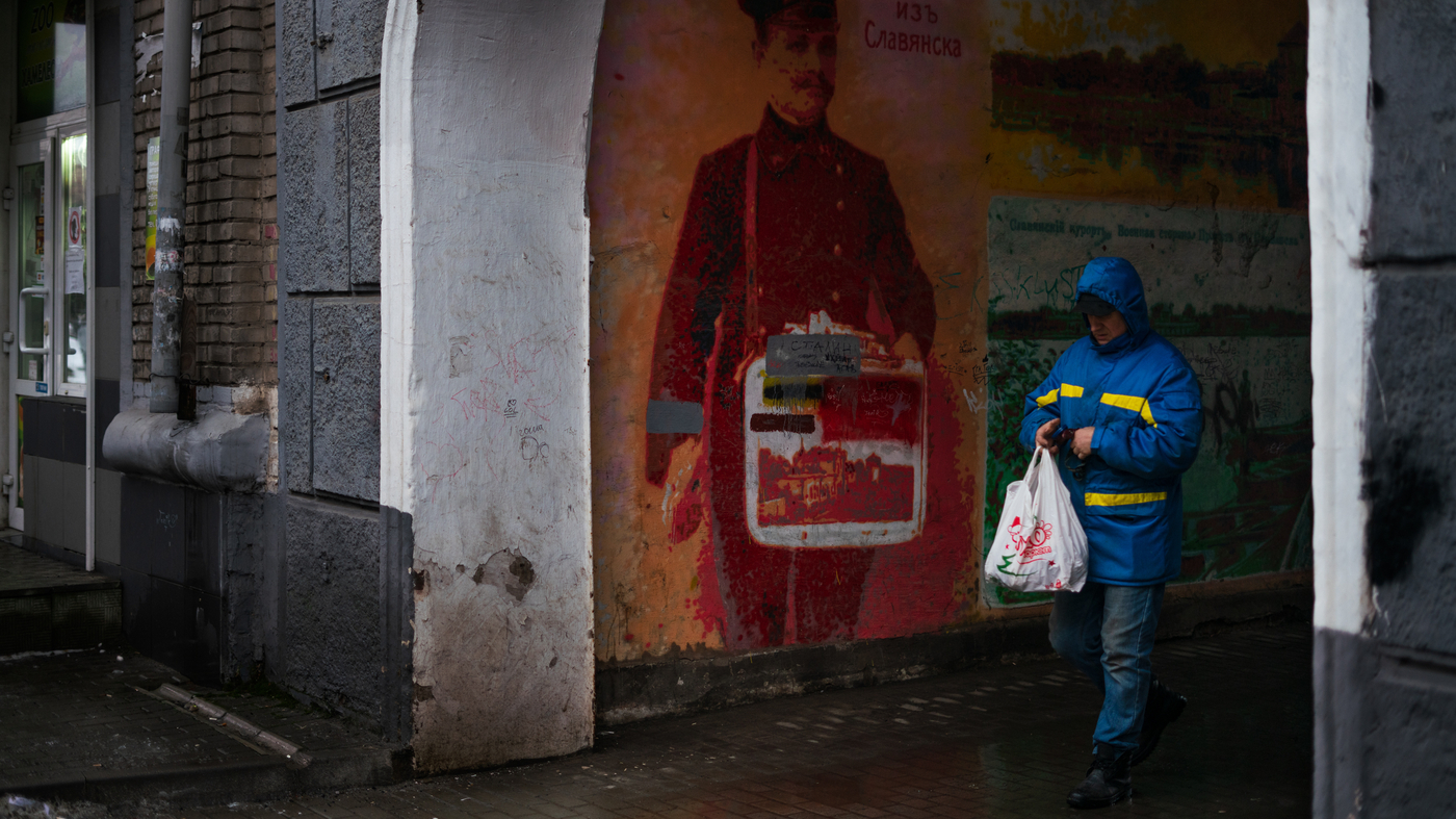 Look inside life along Ukraine's border with Russia, where war is a way ...