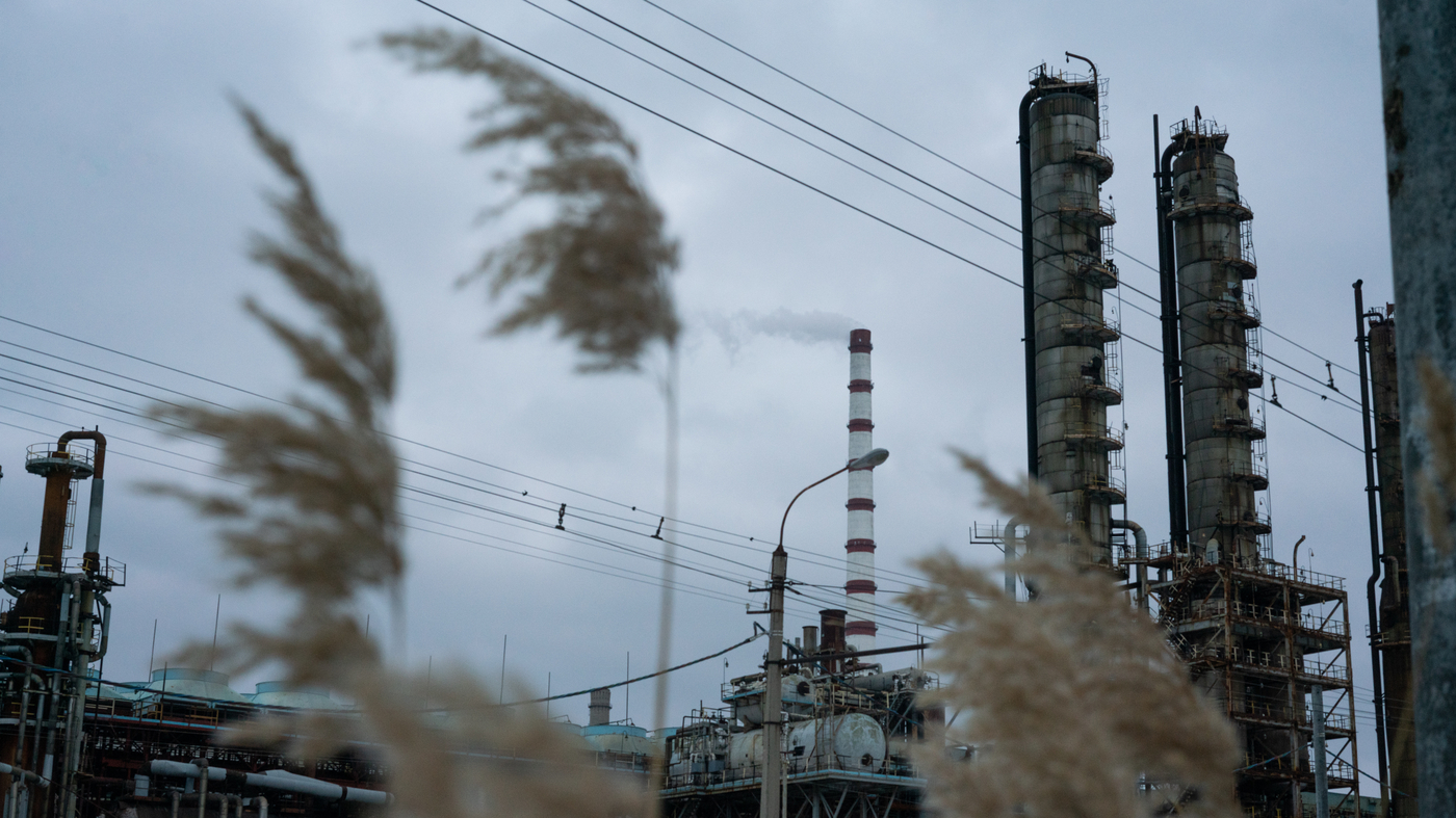Look inside life along Ukraine's border with Russia, where war is a way ...