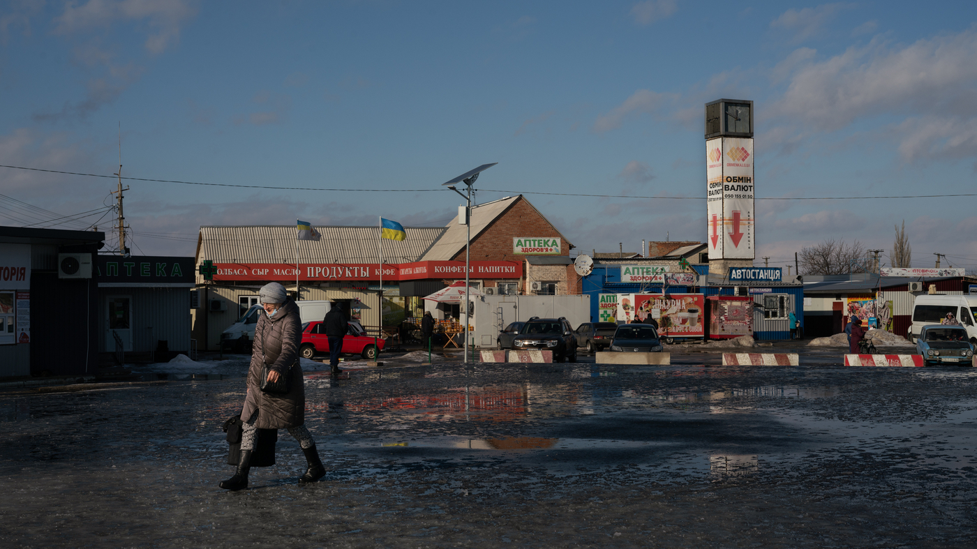 Look inside life along Ukraine's border with Russia, where war is a way ...
