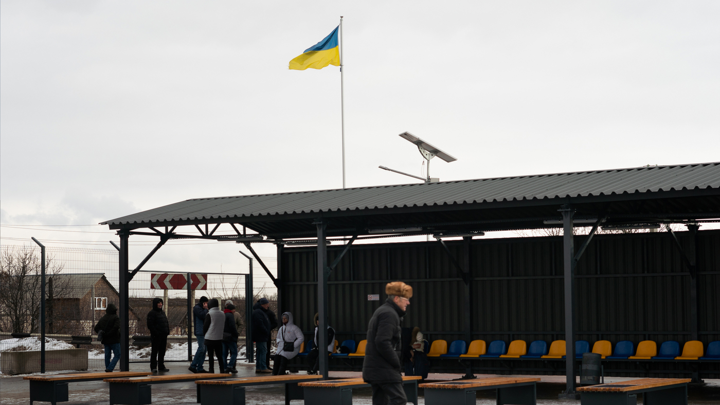 Look inside life along Ukraine's border with Russia, where war is a way ...