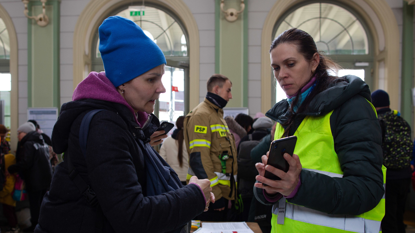 A Polish mayor has become a hero for Ukrainians. But what of his past ...