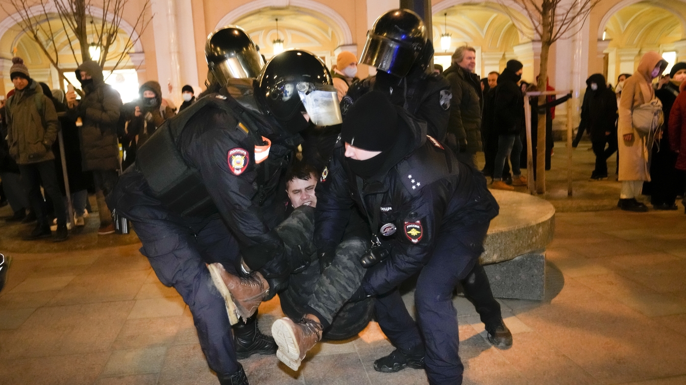 Amid Crackdown On Free Speech, Russians And Russian Americans Speak Out ...