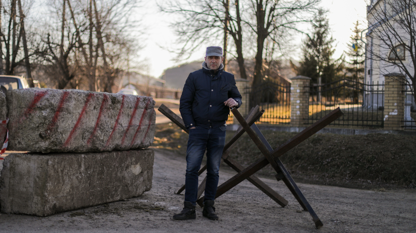 Photos: In Ukraine, men guard checkpoints far from the front lines ...