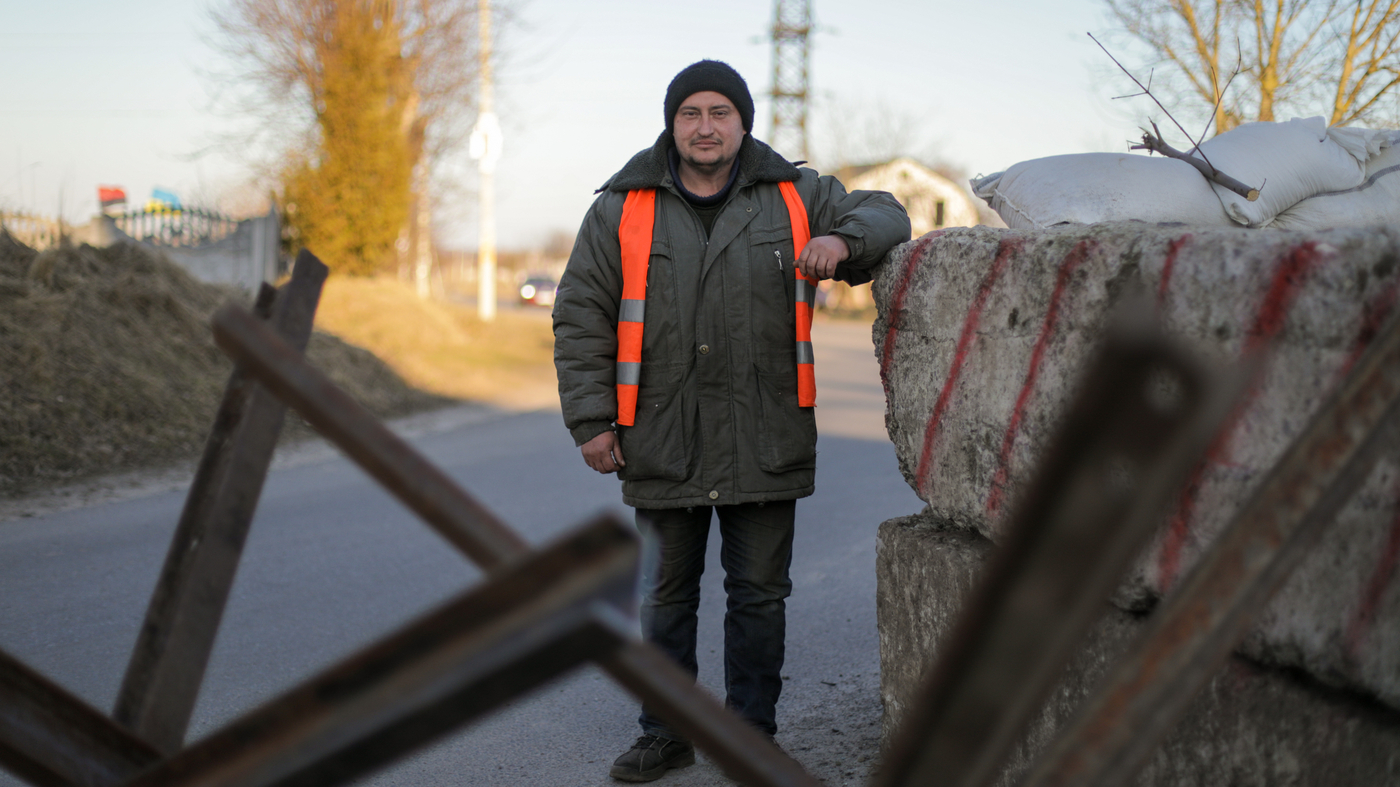 Photos: In Ukraine, men guard checkpoints far from the front lines ...