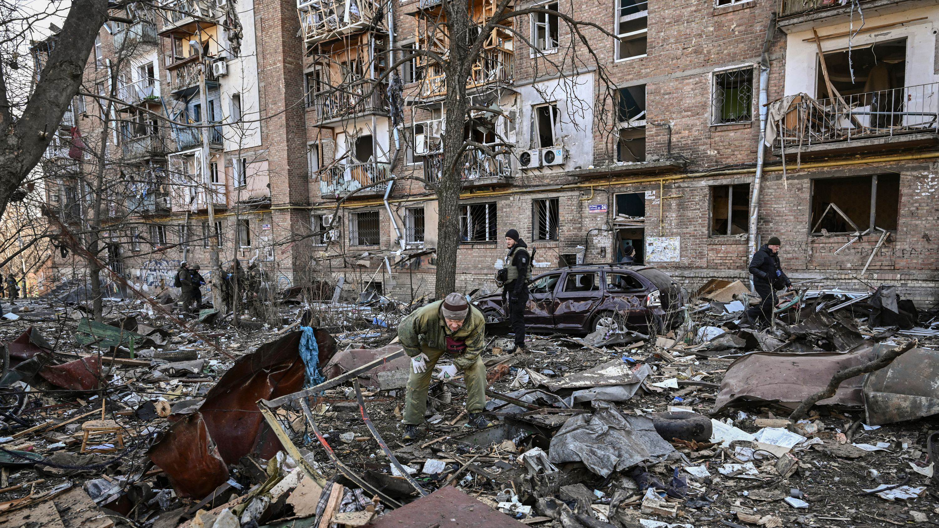 Rescue team extracts people in Kyiv, Ukraine, suburbs : The Picture ...