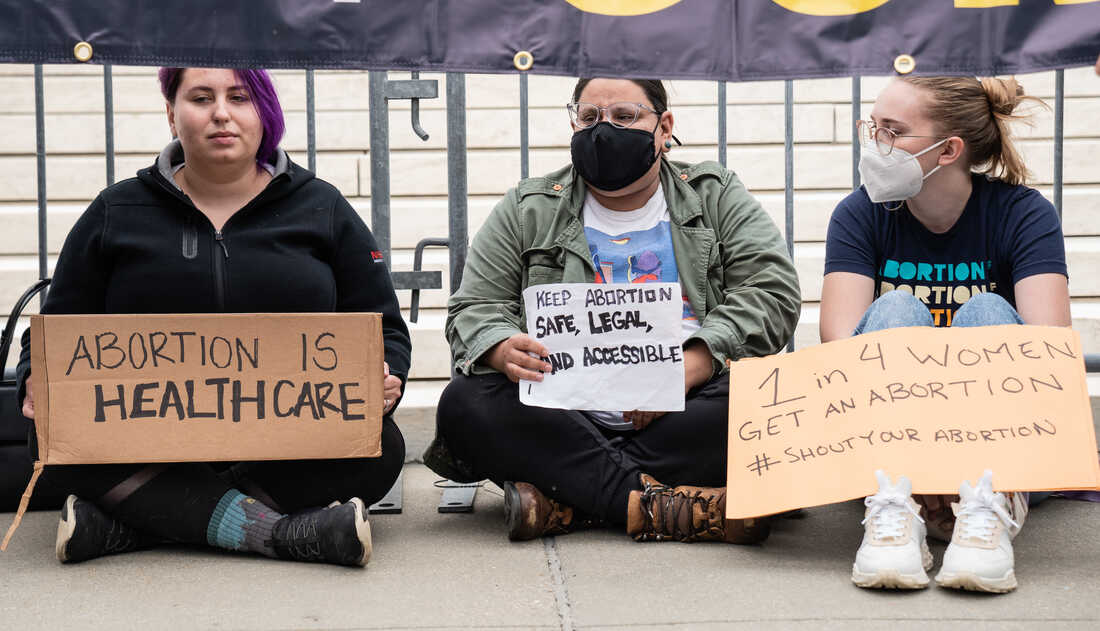 Demonstrators gather at the Supreme Court's doorstep after Roe v. Wade ...