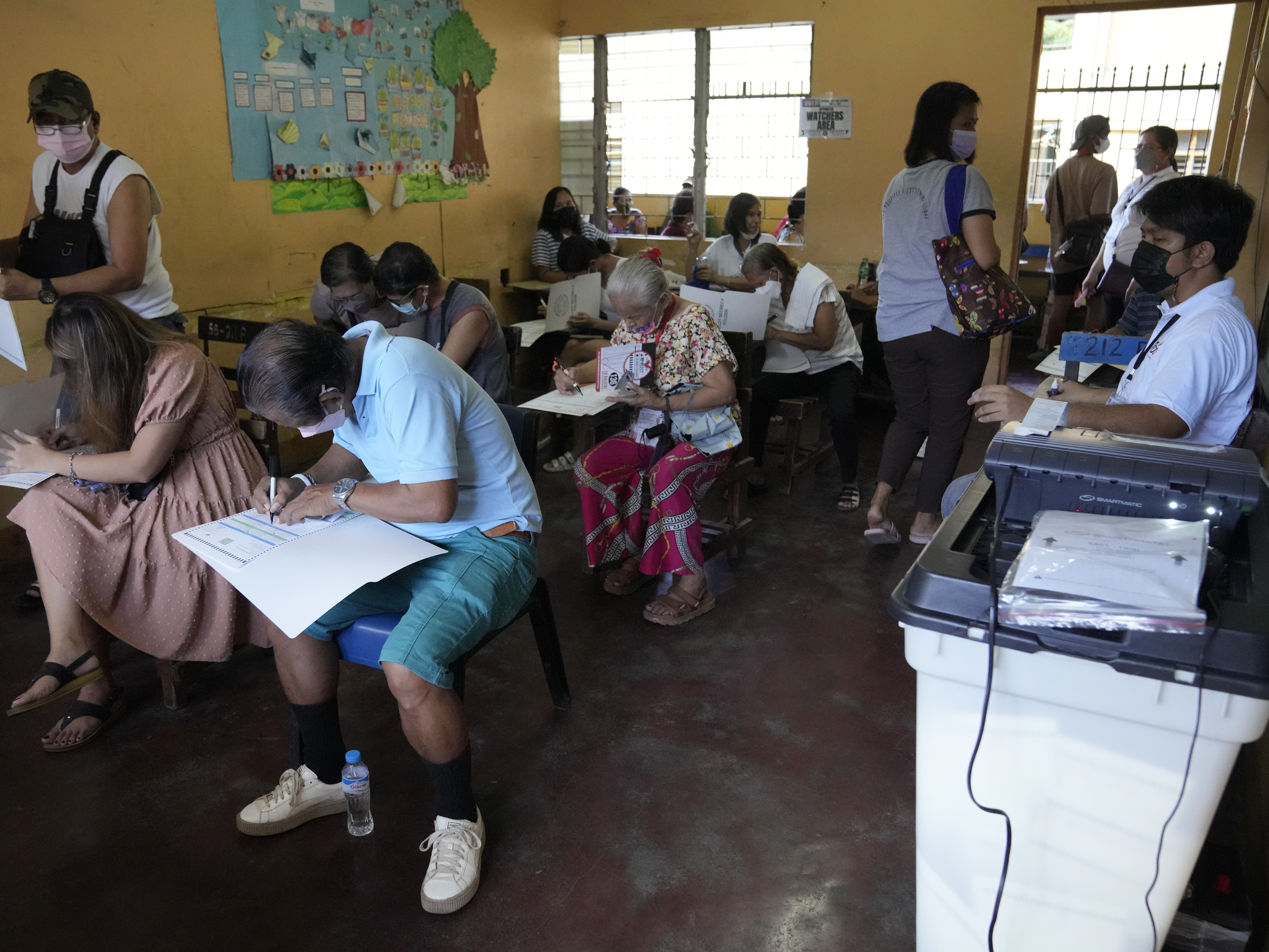 Dictator's son far ahead in Philippine presidential vote | News | WLIW-FM