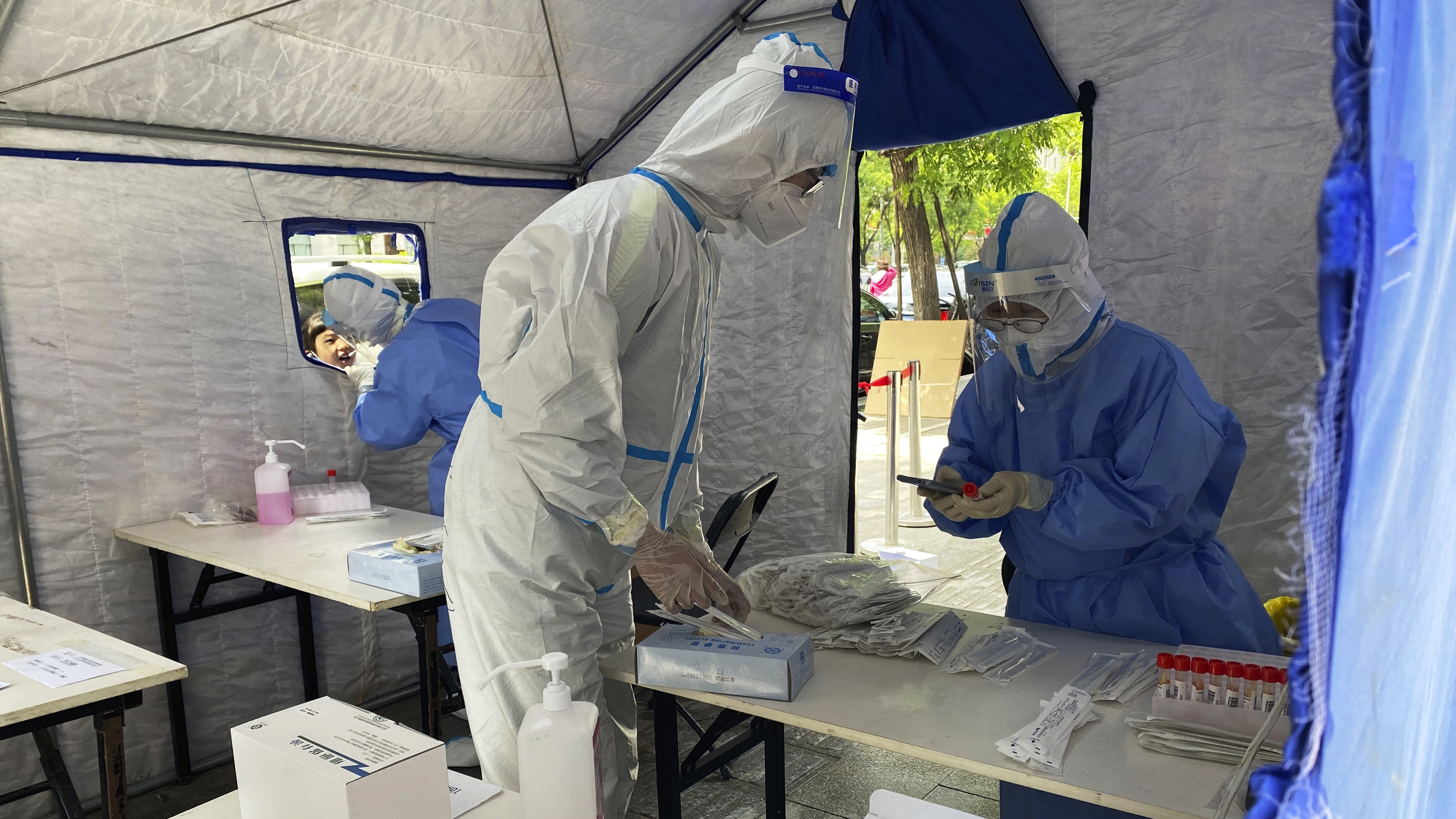 Shanghai Disneyland closes due to outbreak of a pneumonia-like illness ...