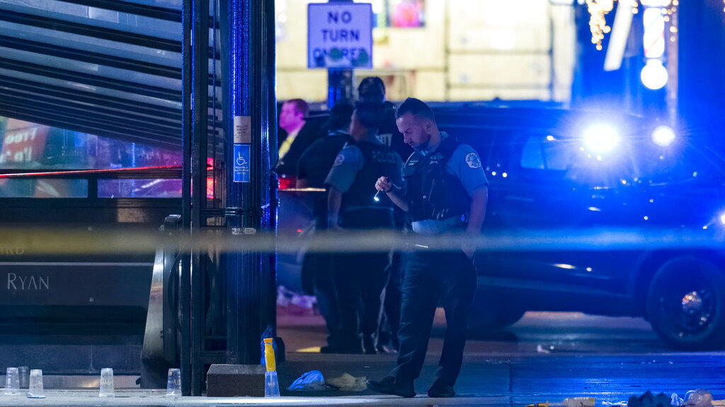 Chicago shooting near Magnificent Mile kills 2 people and injures 8 : NPR
