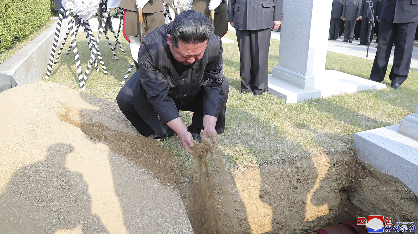 Kim and other N. Koreans attend large funeral amid COVID worry : NPR