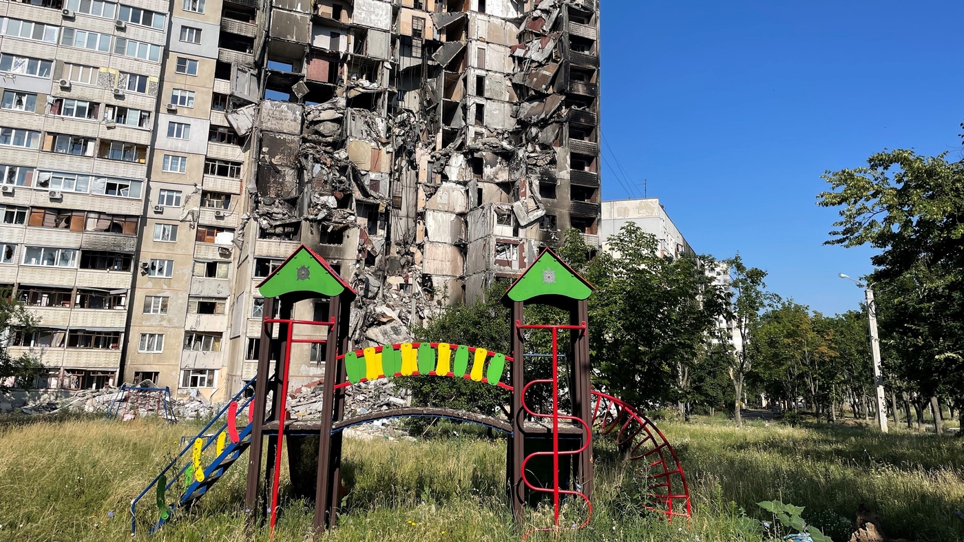 There's a war on, but Ukraine's trash collectors still have a job to do ...