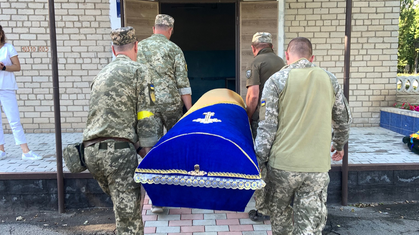 These Ukrainian volunteers recover soldiers' bodies to return them to ...