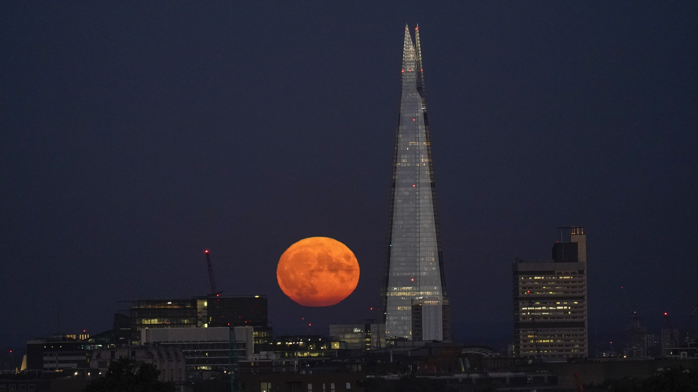 Stunning photos show the last supermoon of the year in cities across ...
