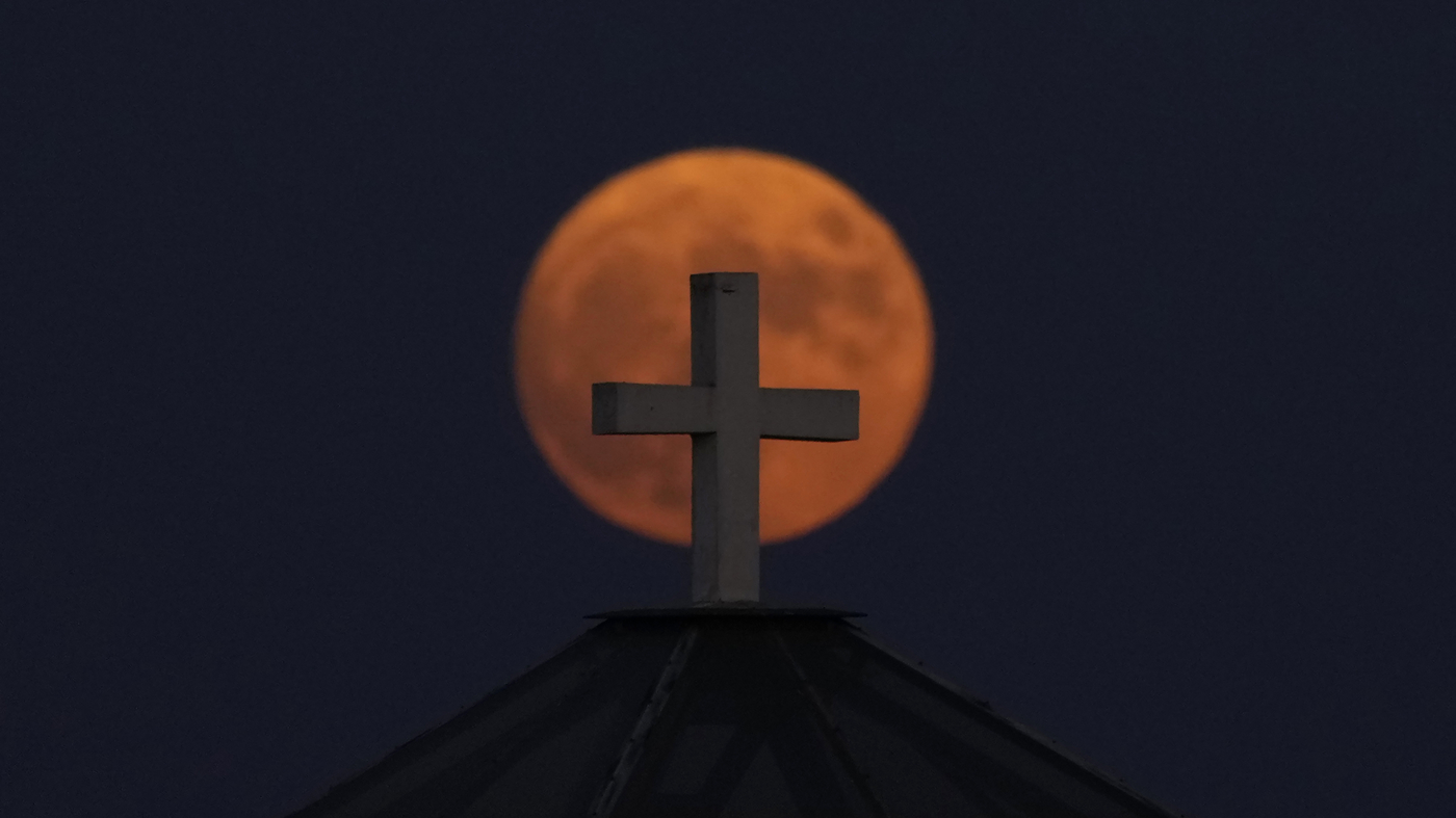 Stunning photos show the last supermoon of the year in cities across ...