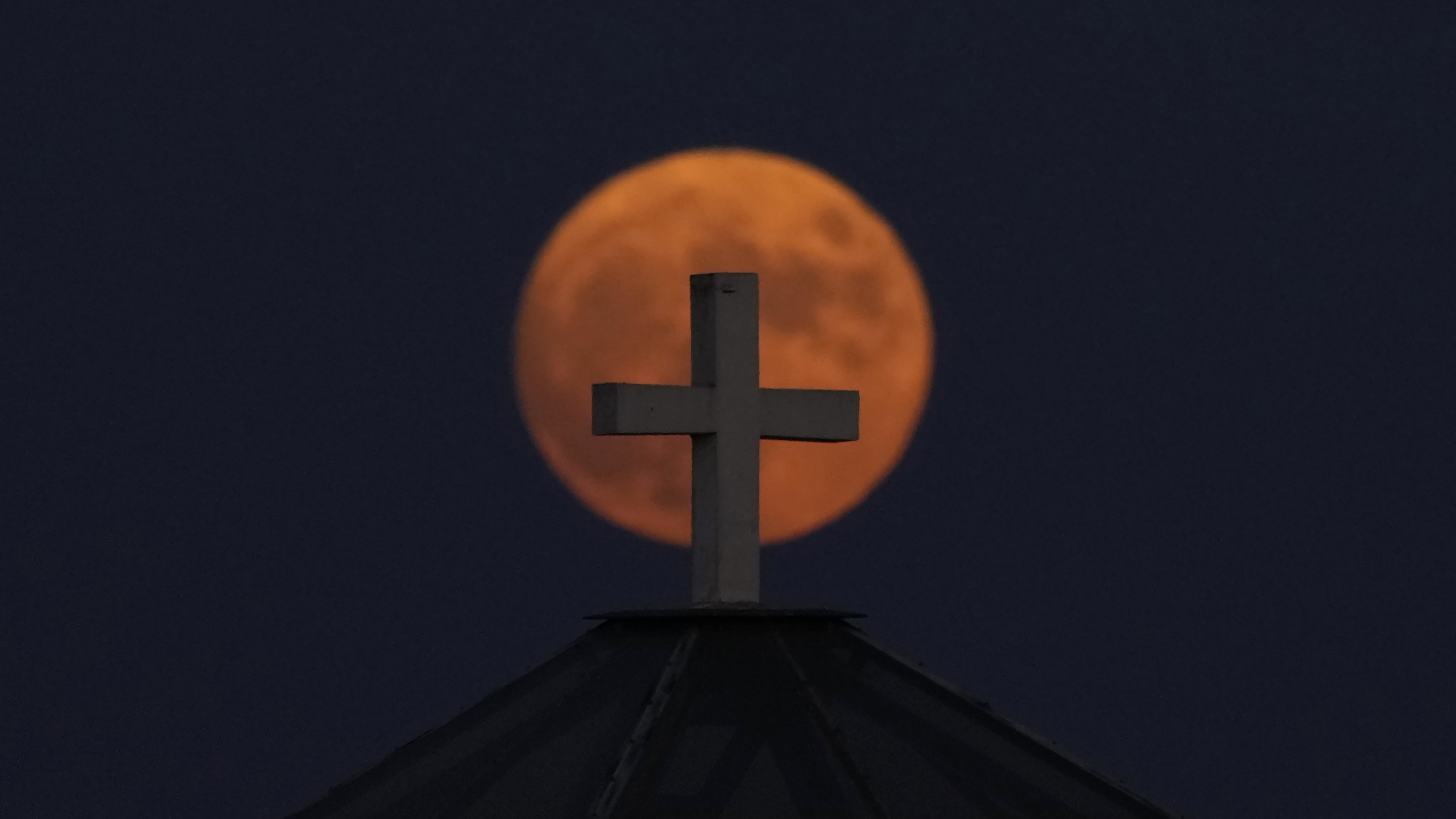 Stunning photos show the last supermoon of the year in cities across ...