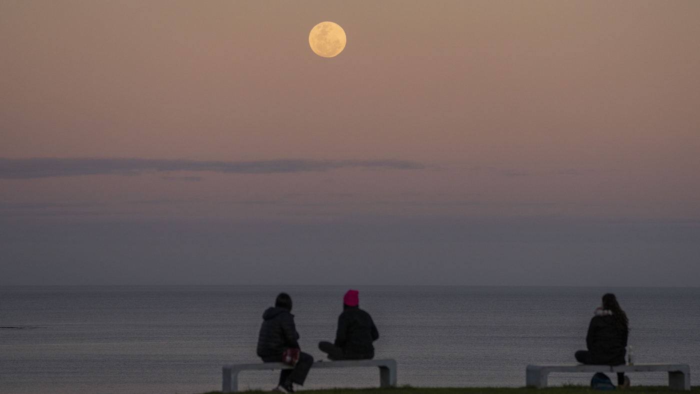 Stunning photos show the last supermoon of the year in cities across ...