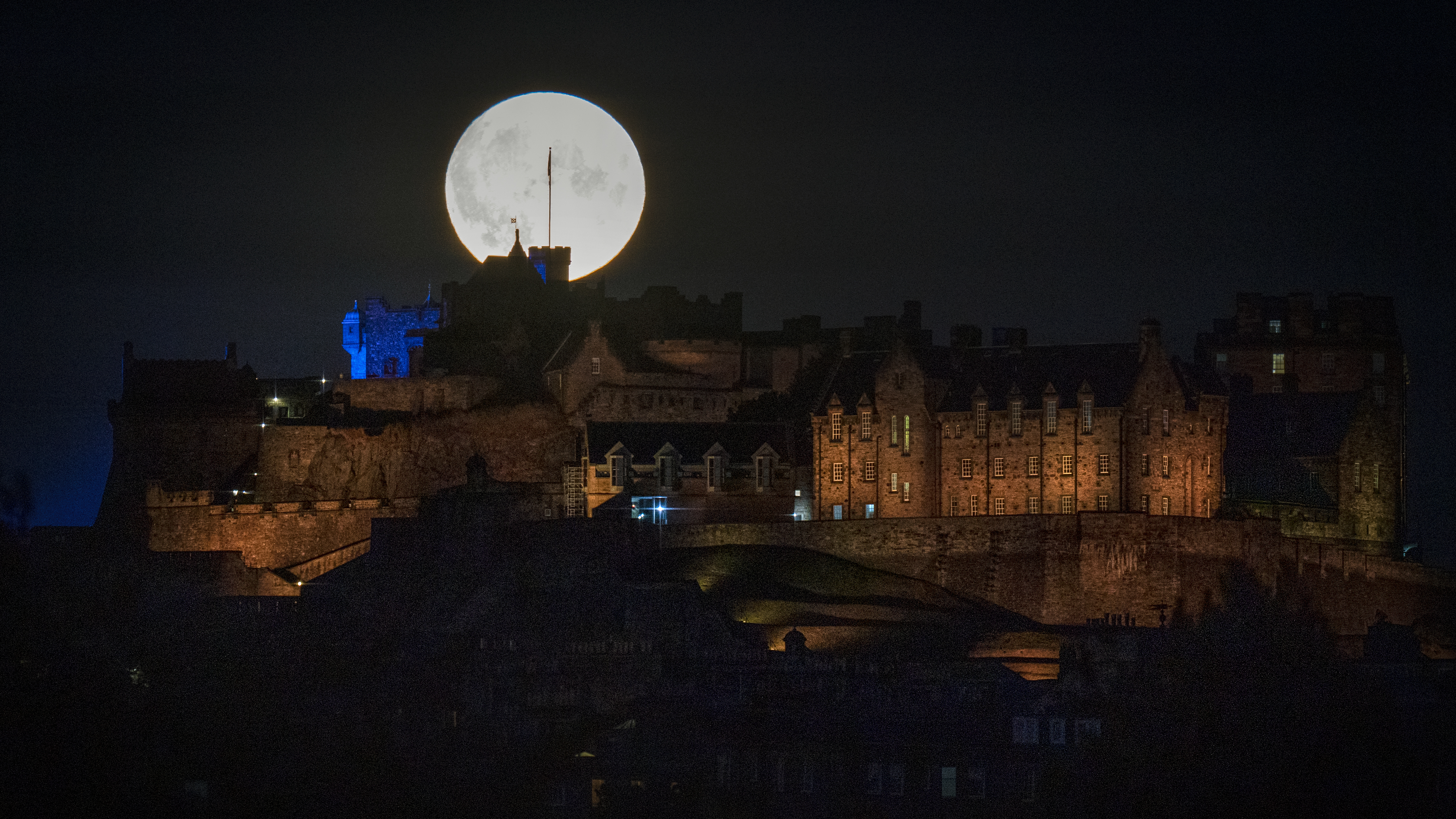 Stunning photos show the last supermoon of the year in cities across ...