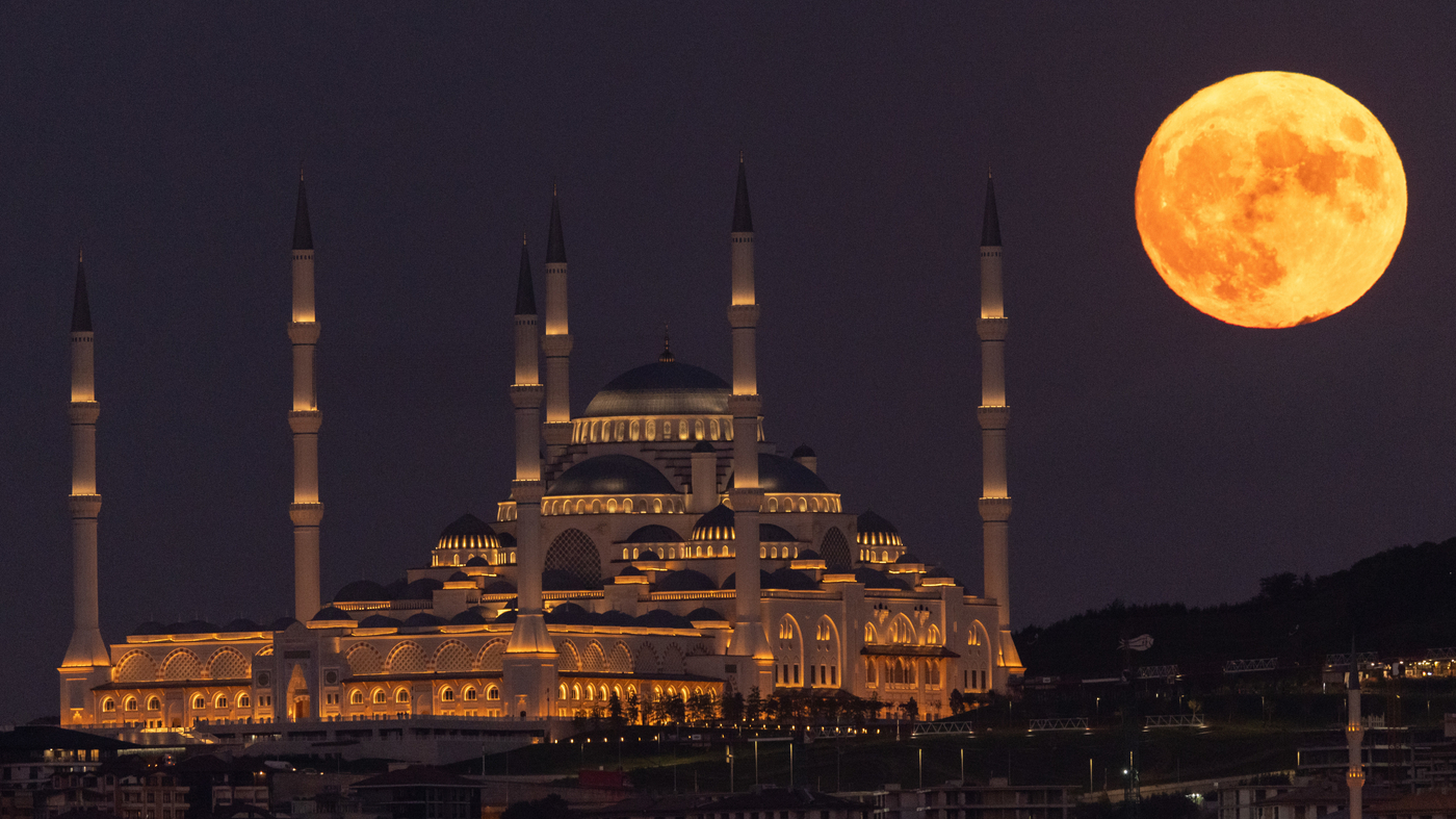 Stunning photos show the last supermoon of the year in cities across ...