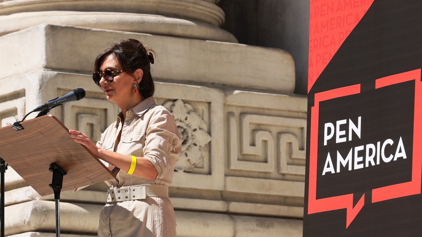 Writers read from Salman Rushdie's work to support the author after ...