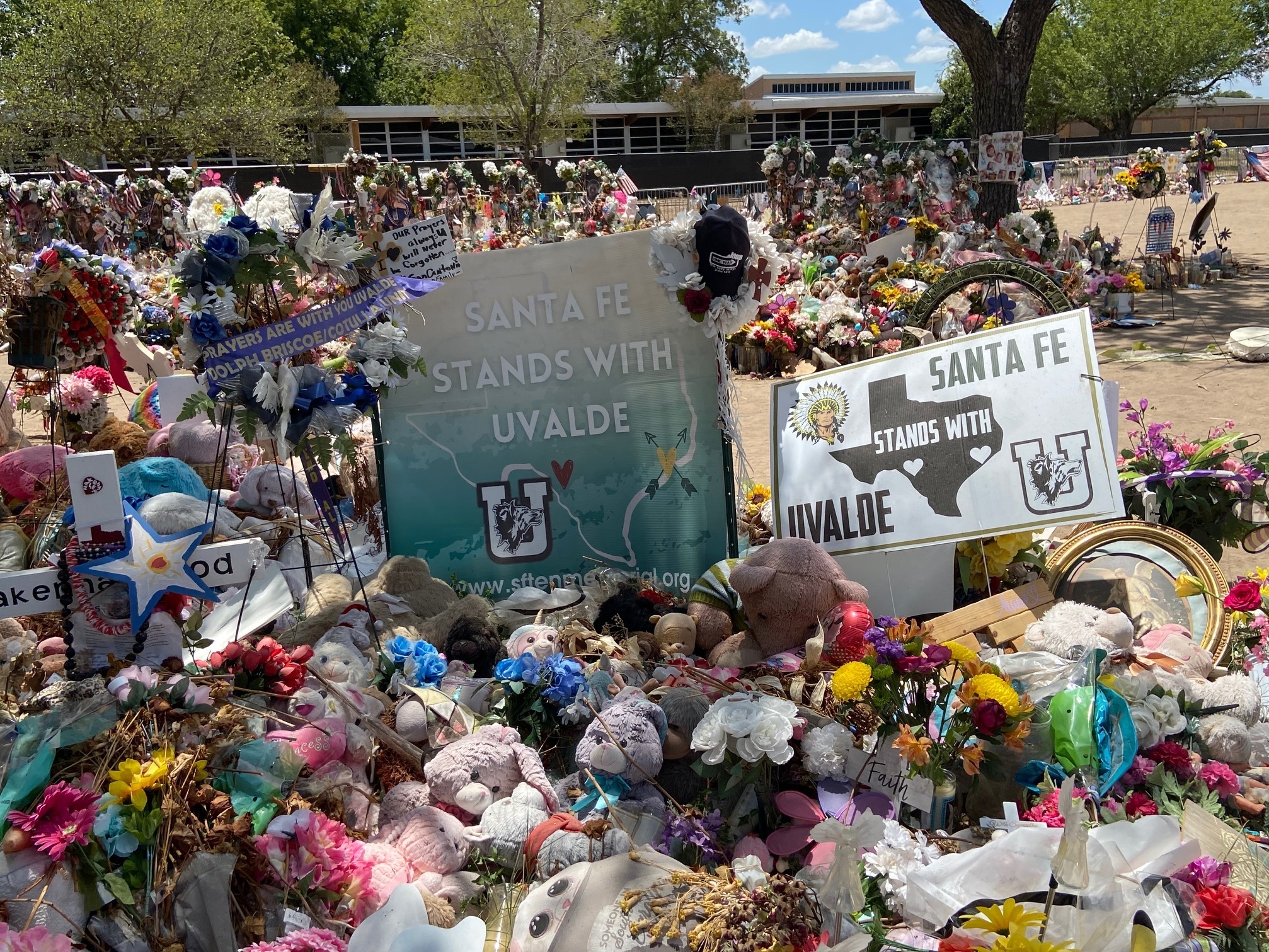 Texas artists honor the Uvalde victims with 21 murals they hope will ...