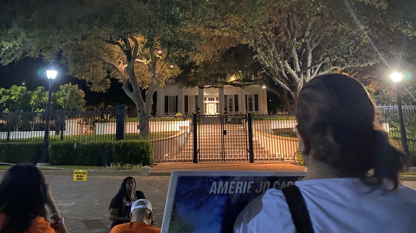 Uvalde parents rally in Austin to raise age for AR-15-style rifle ...