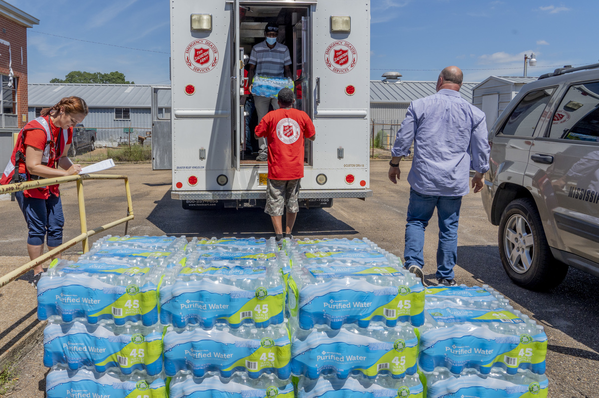 Jackson, Miss., volunteers deliver bottled water to carless residents : NPR