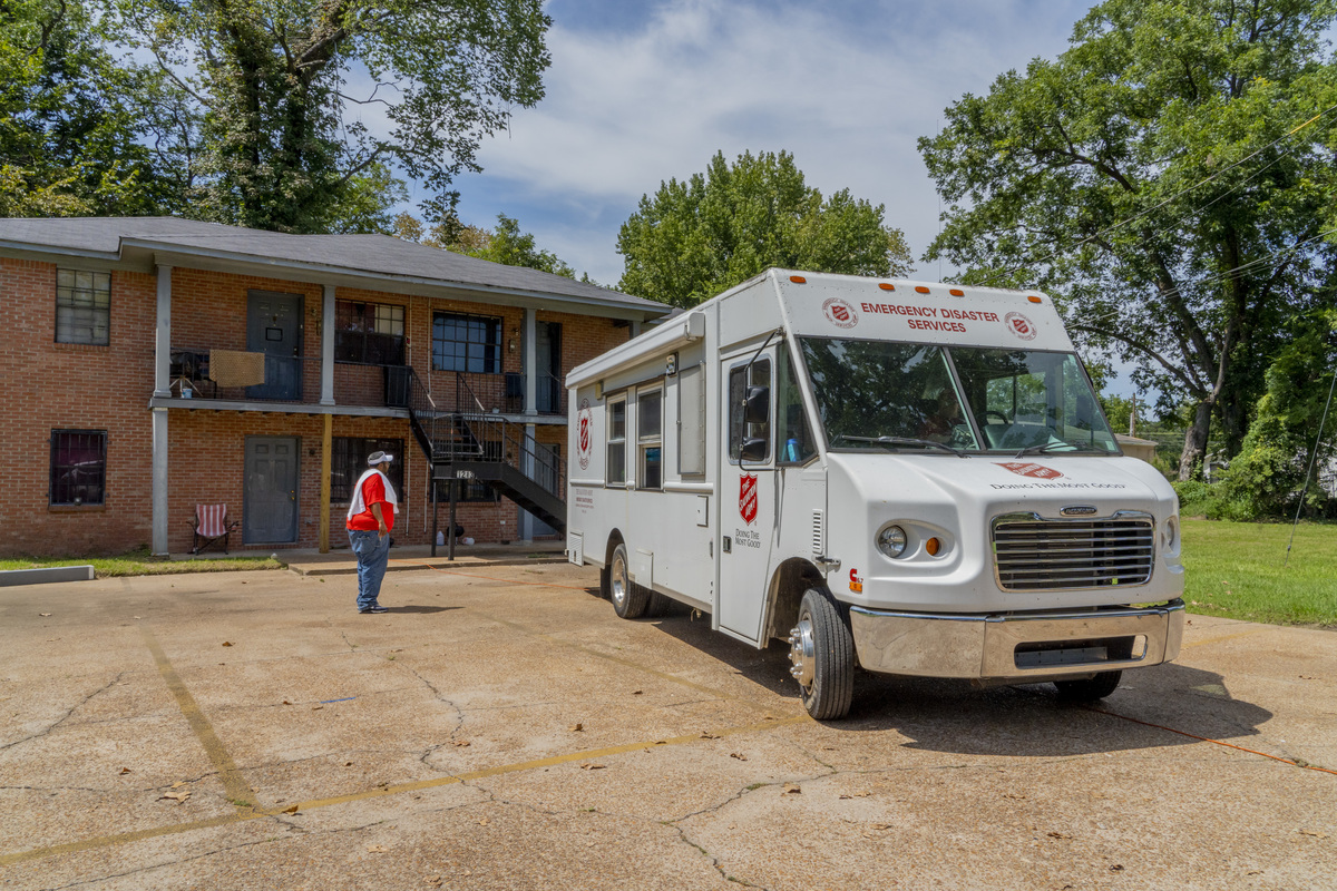 Jackson, Miss., volunteers deliver bottled water to carless residents : NPR