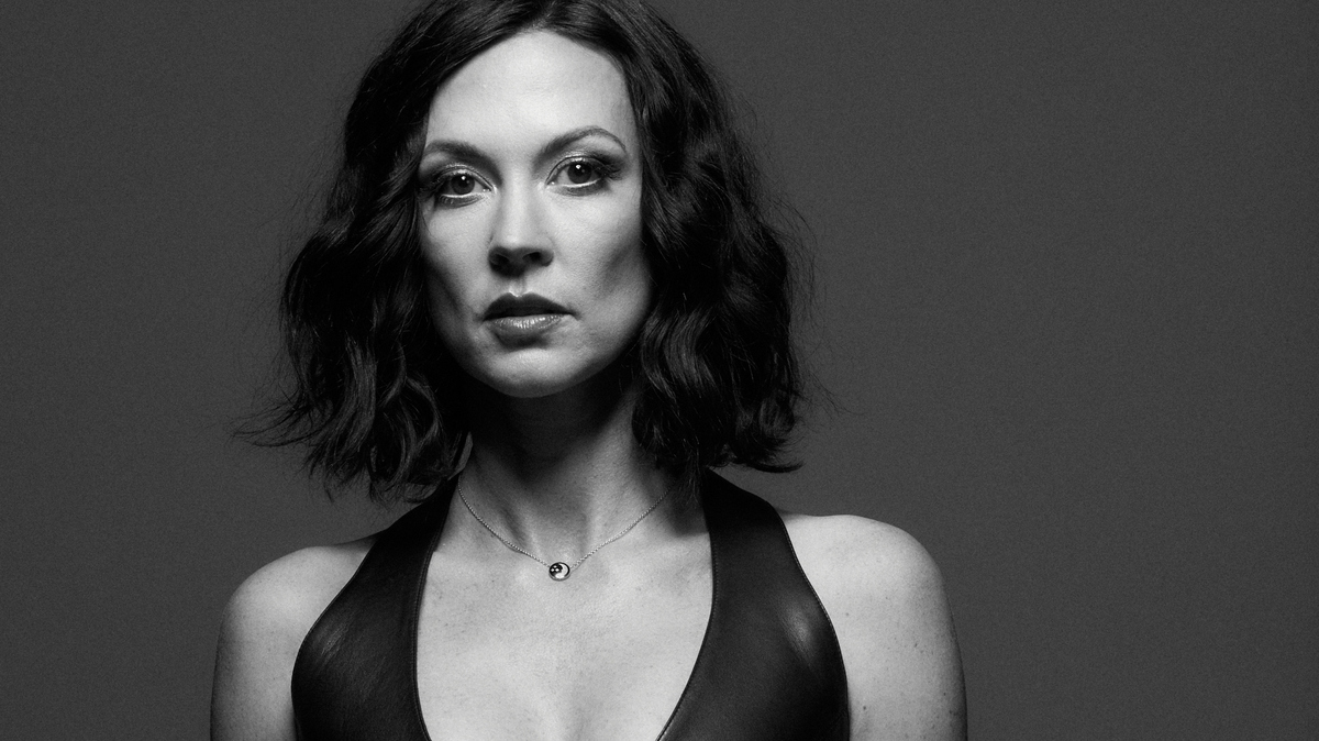 Peeling back the layers of Amanda Shires' life and musical career ...