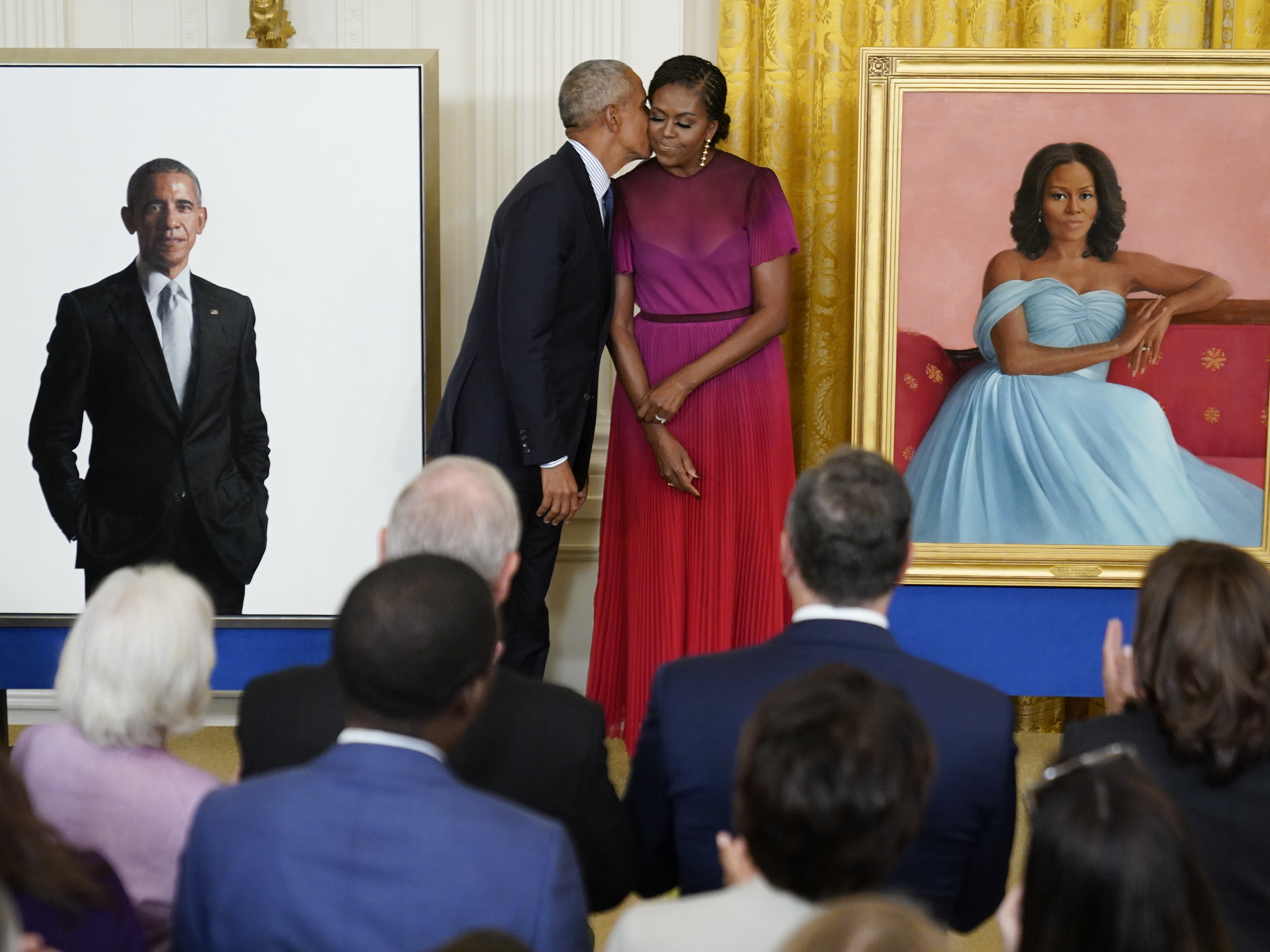 The Obamas return to the White House for the unveiling of their ...