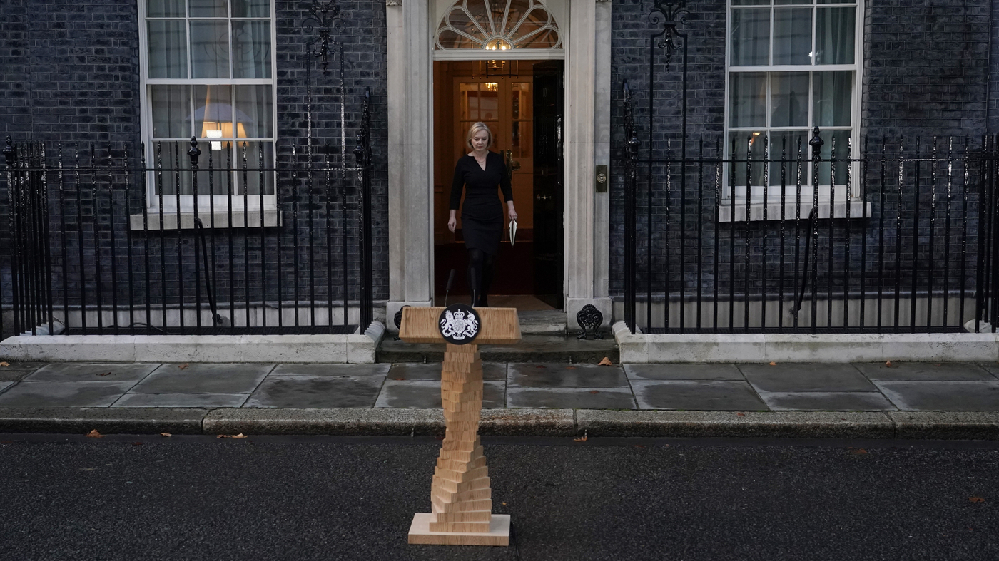 These images show people around the world honoring Queen Elizabeth II ...