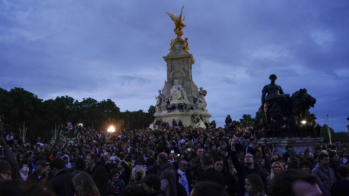 These images show people around the world honoring Queen Elizabeth II ...