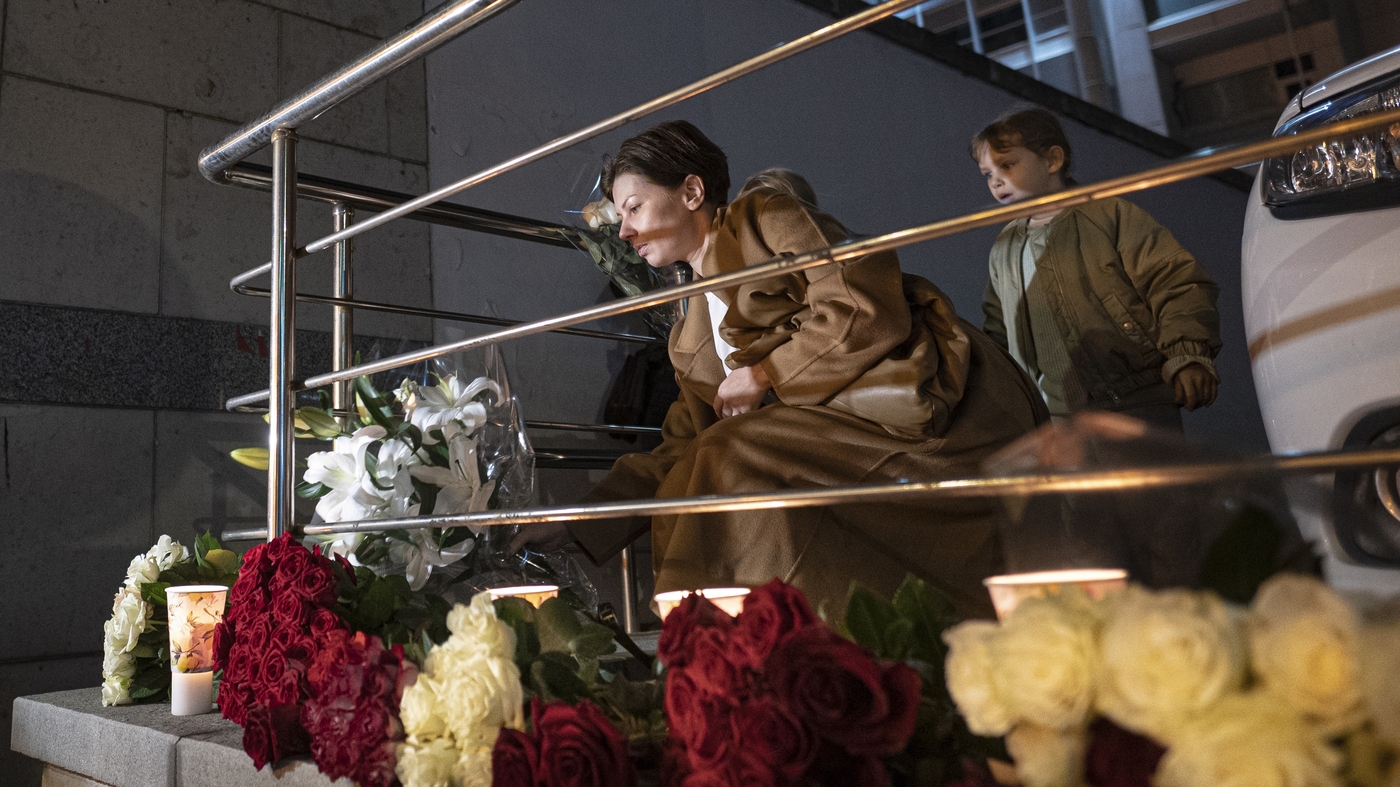 These images show people around the world honoring Queen Elizabeth II ...