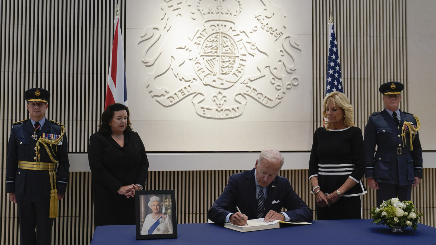 These images show people around the world honoring Queen Elizabeth II ...