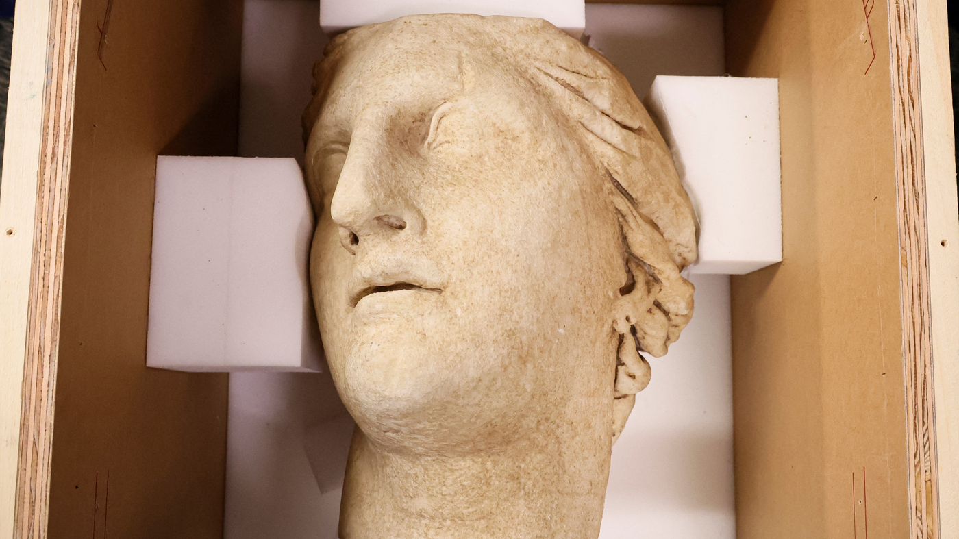 A kidnapped goddess returns home, after prosecutors expose art thieves ...